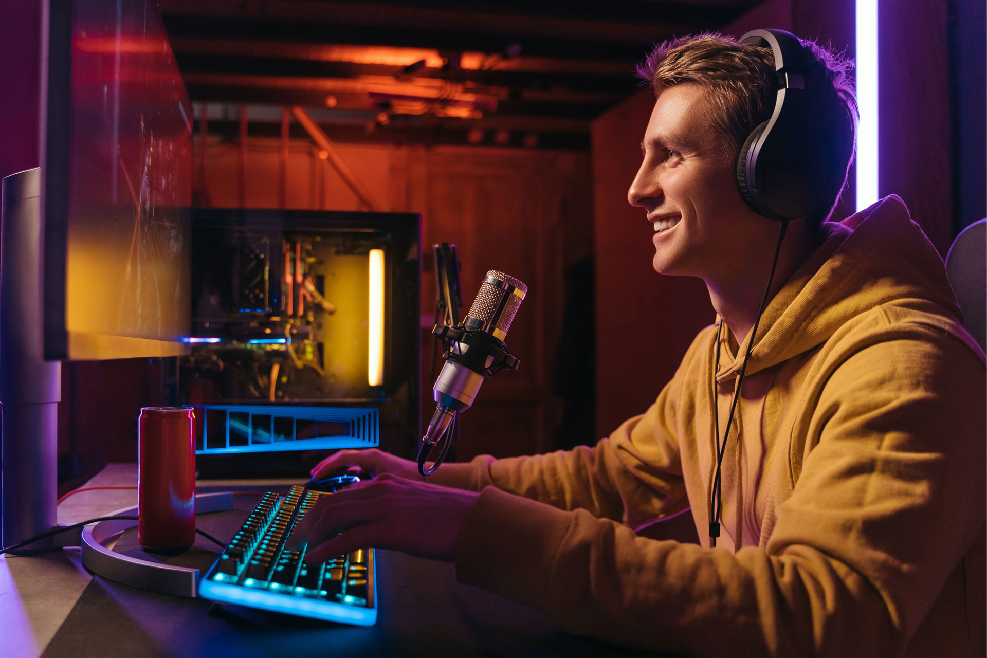 What props should a live streamer use? | Glowworm Neon